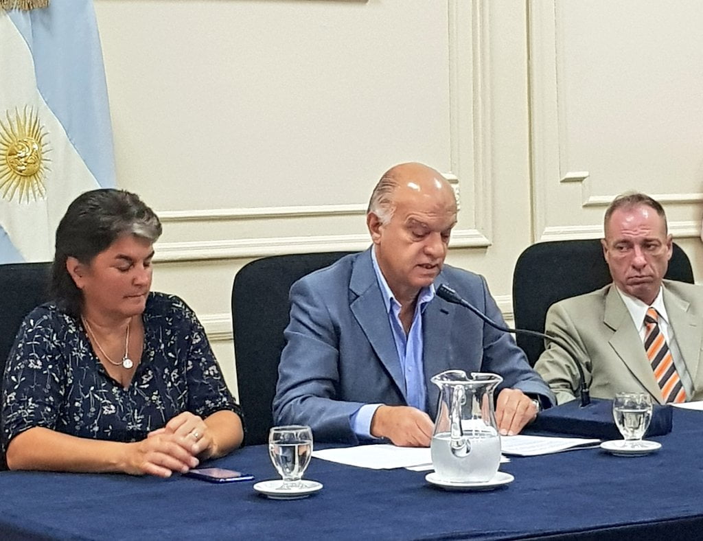 La secretaria del Concejo Deliberante de Lanús, Silvana Recalde, dio ...